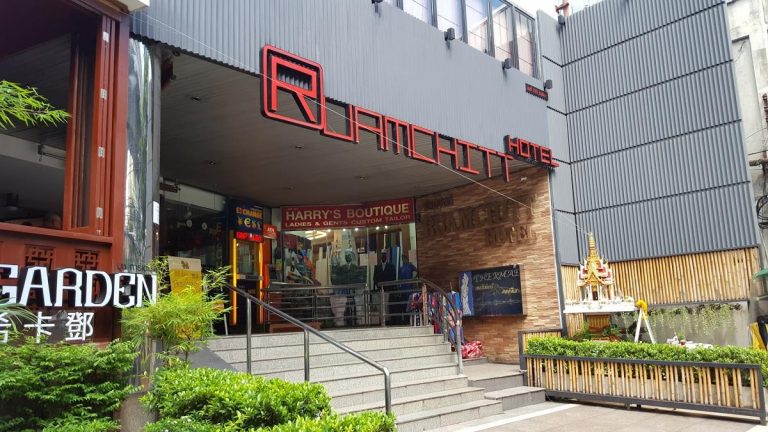 Freelancers at Thermae Bar in Bangkok and Picking Up Hookers at Soi 4